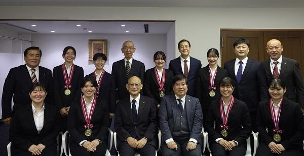 剣道部が「全日本女子学生剣道優勝大会」の優勝を学長と有信会に報告|スポーツ|FUKUDAism（フクダイズム）|福岡大学