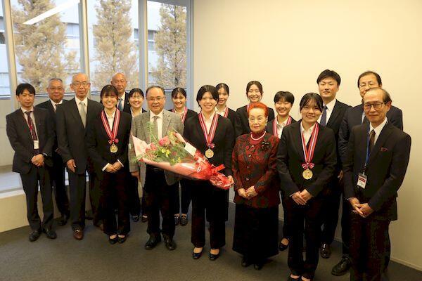 剣道部が「全日本女子学生剣道優勝大会」の優勝を学長と有信会に報告|スポーツ|FUKUDAism（フクダイズム）|福岡大学